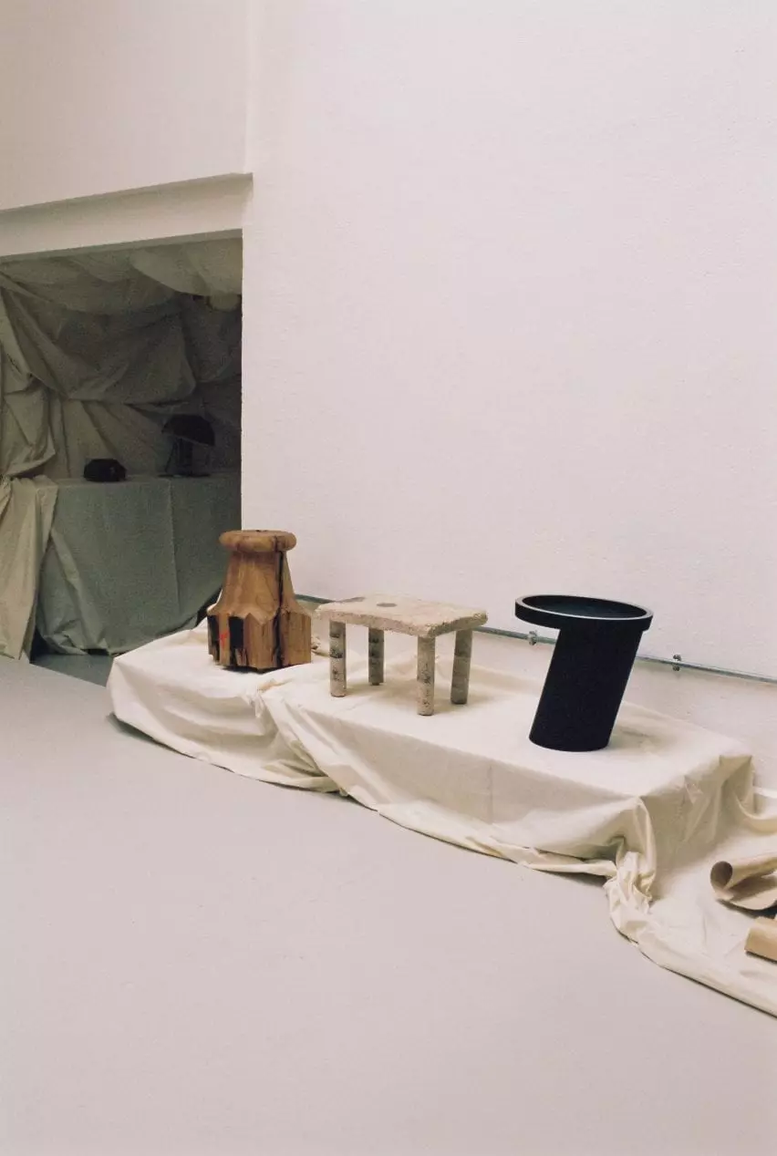 Cov khoom yog qhov chaw saum cov ntaub draped plinths ntawm Radford Gallery