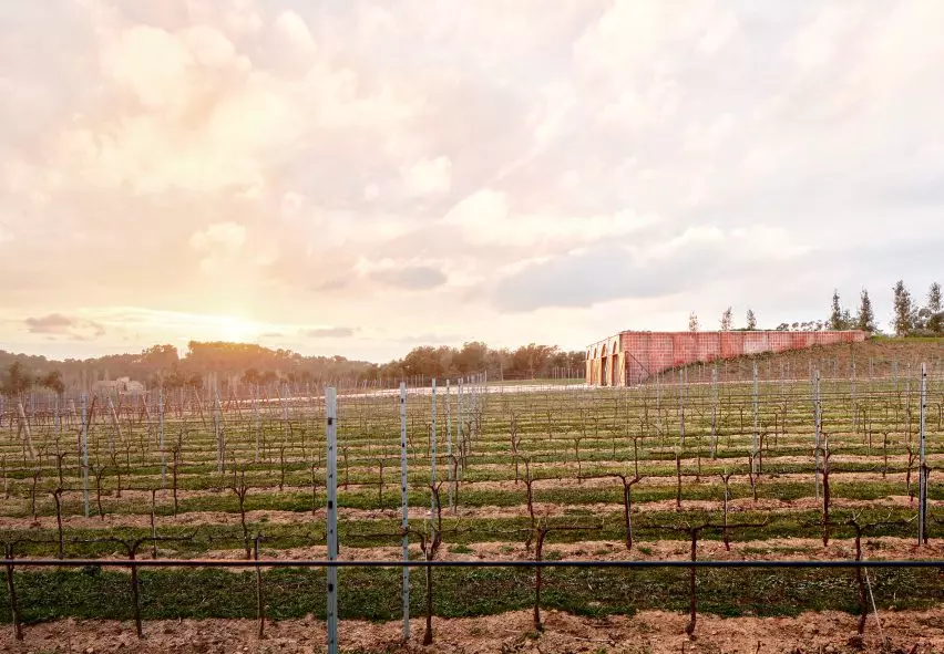 De Mont-Ras Winery yn Girona troch Jorge Vidal Arquitectos