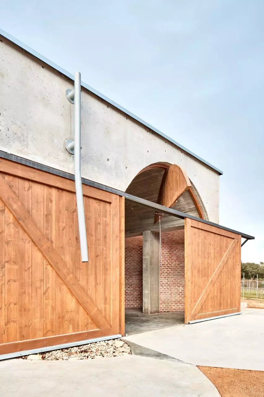 Mont-Ras Winery ee Girona waxaa qoray Jorge Vidal Arquitectos