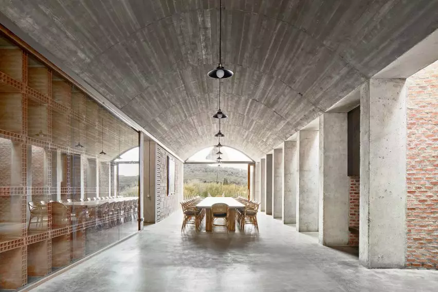 Mont-Ras Winery ee Girona waxaa qoray Jorge Vidal Arquitectos