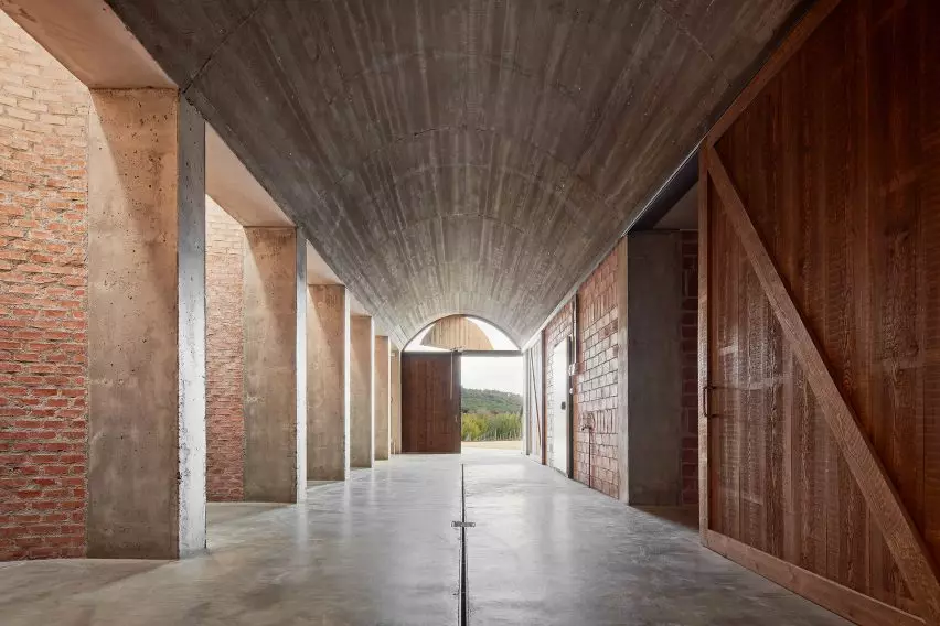 ស្រាទំពាំងបាយជូរ Mont-Ras នៅ Girona ដោយ Jorge Vidal Arquitectos