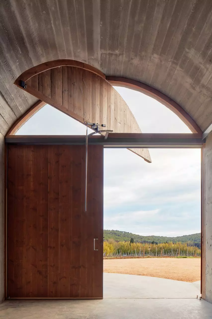 Mont-Ras Winery ee Girona waxaa qoray Jorge Vidal Arquitectos