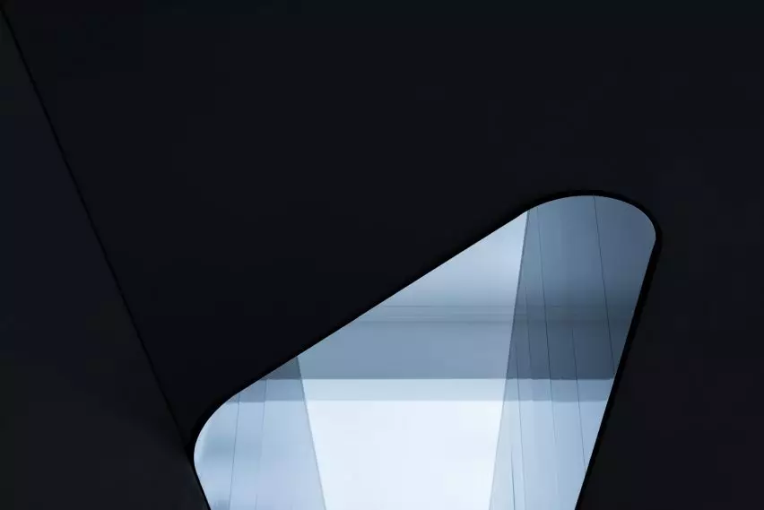 सिमोन बॉसीने लंडनच्या V&A संग्रहालयात अमांडा लेवेटेच्या भूगर्भीय गॅलरीत प्रकाशाची झलक टिपली 33140_1