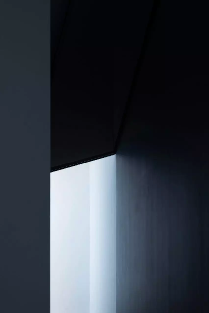 सिमोन बॉसीने लंडनच्या V&A संग्रहालयात अमांडा लेवेटेच्या भूगर्भीय गॅलरीत प्रकाशाची झलक टिपली 33140_5