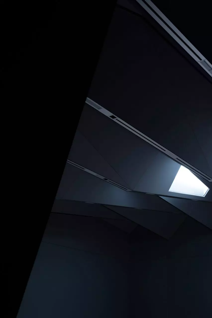 સિમોન બોસીએ લંડનના V&A મ્યુઝિયમ ખાતે અમાન્દા લેવેટેની ભૂગર્ભ ગેલેરીમાં પ્રકાશની ઝલક કેપ્ચર કરી 33140_6
