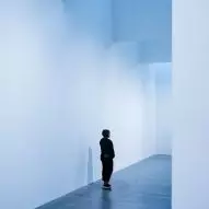Simone Bossi, Amanda Levete'nin Londra'daki V&A müzesindeki yeraltı galerisinde ışık anlarını yakalar 33140_9