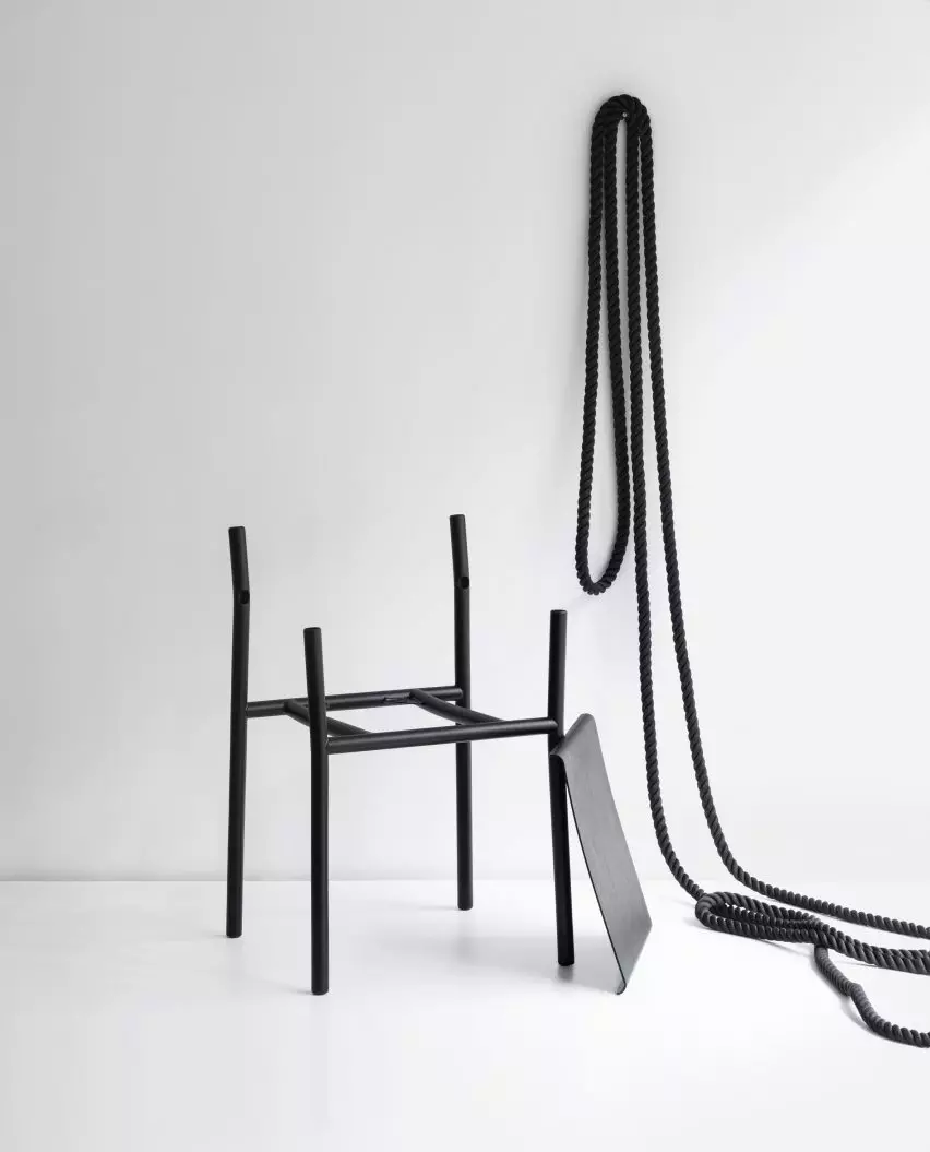 Lumilikha ang magkapatid na Bouroullec ng Rope Chair na may isang tuluy-tuloy na piraso ng kurdon