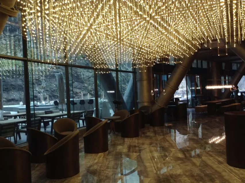 Ξενοδοχείο λατομείου: Shimao Wonderland Intercontinental Hotel στην Κίνα από την Jade+QA