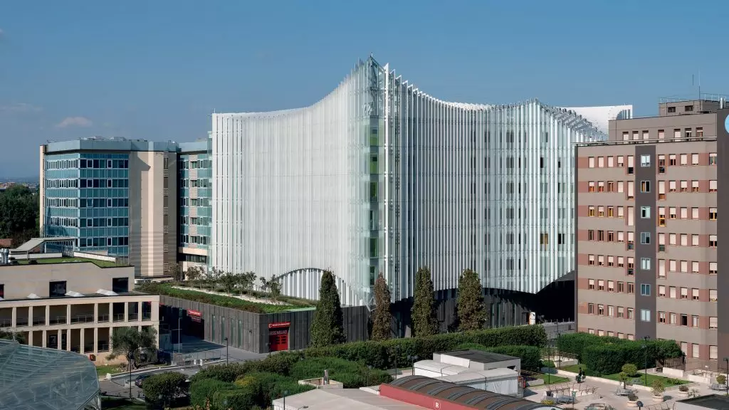 Sirip seramik "pemakan asap" meliputi hospital di Milan oleh Mario Cucinella Architects