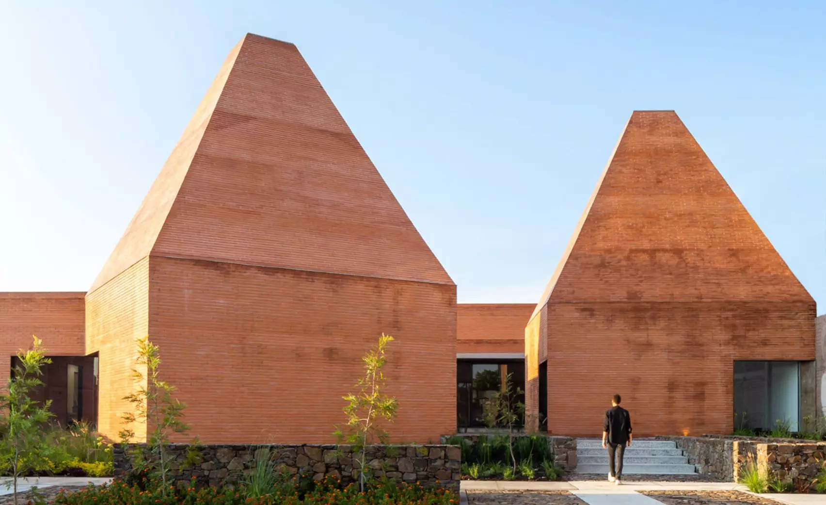 3me Arquitectura deseña un módulo de rega baseado en silos piramidais de grans