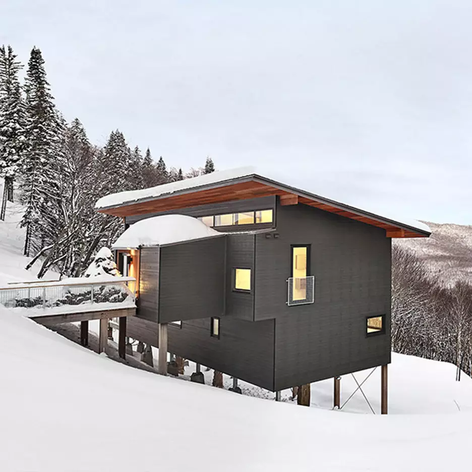 Chalet Laurentian Ski in Quebec, Canada di Robitaille Curtis architecture