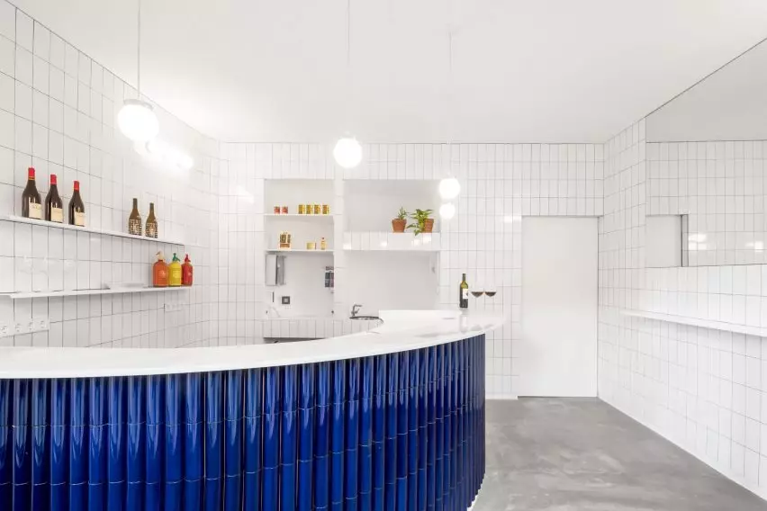 Eine Bar mit weißen und blauen Kacheln der Tiles of Spain Awards