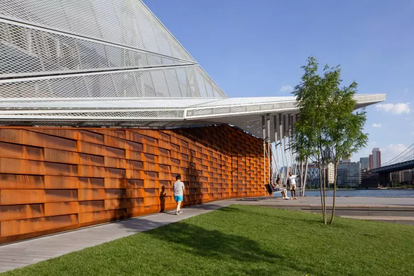 Wurin shakatawa na bakin ruwa na New York's Pier 35 ta Shop Architects da Ken Smith Workshop