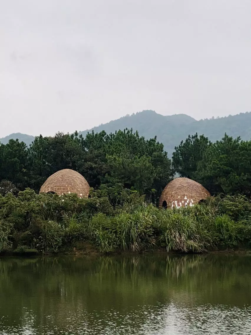 ಒಂದು ಜೋಡಿ ವುಡ್ಲ್ಯಾಂಡ್ ಕ್ಯಾಬಿನ್ಗಳು