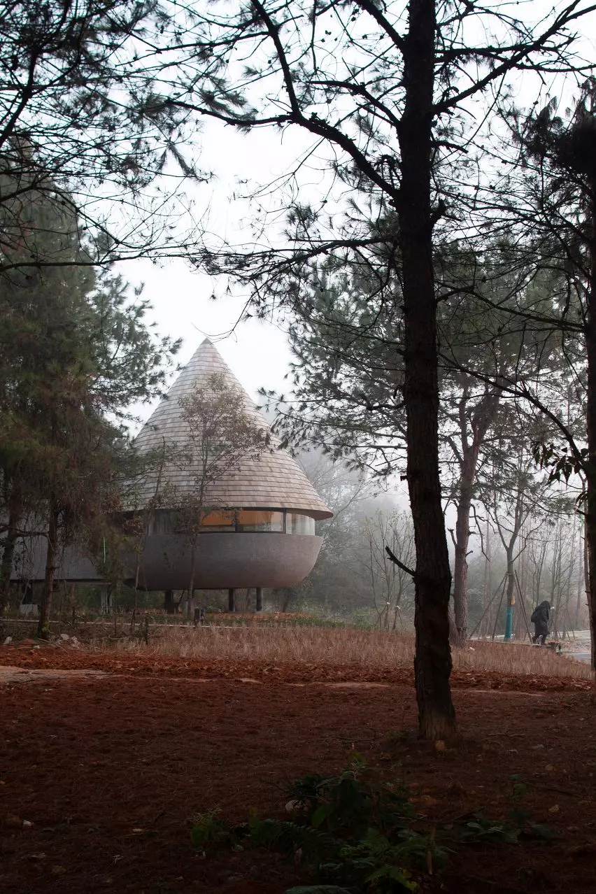 Hospedaria rural com telhado cônico