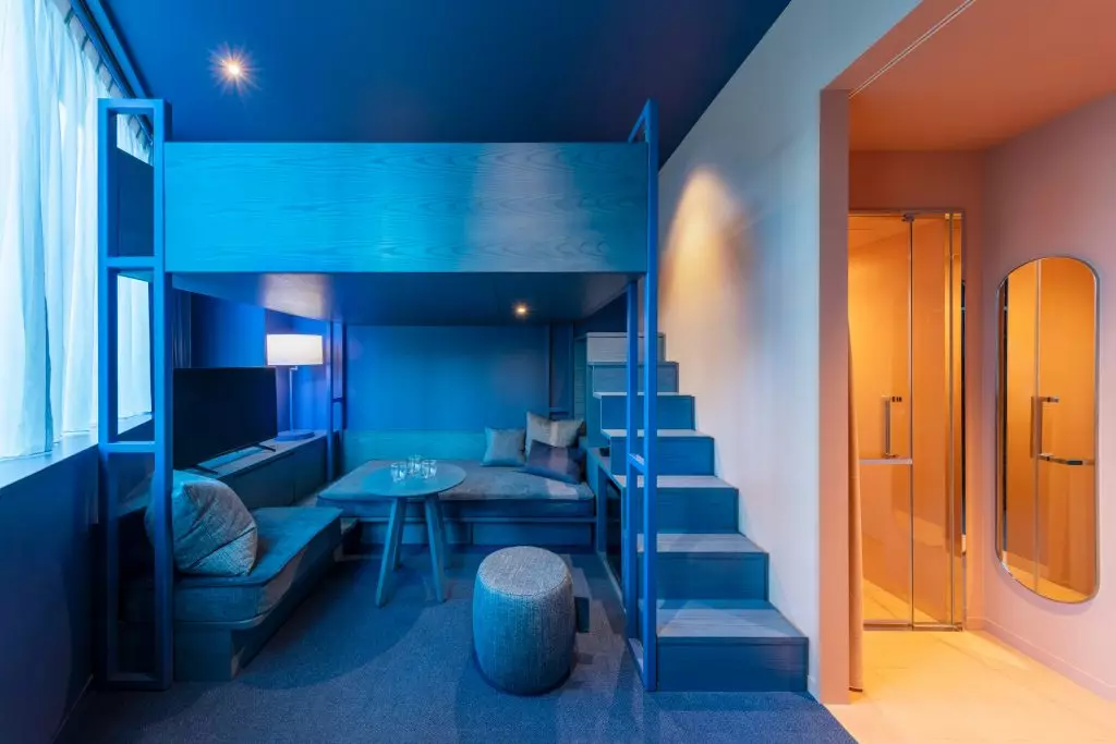 Klein Dytham Architecture Tokionun Toggle Hotelində iki rəngli otaqlar yaradır