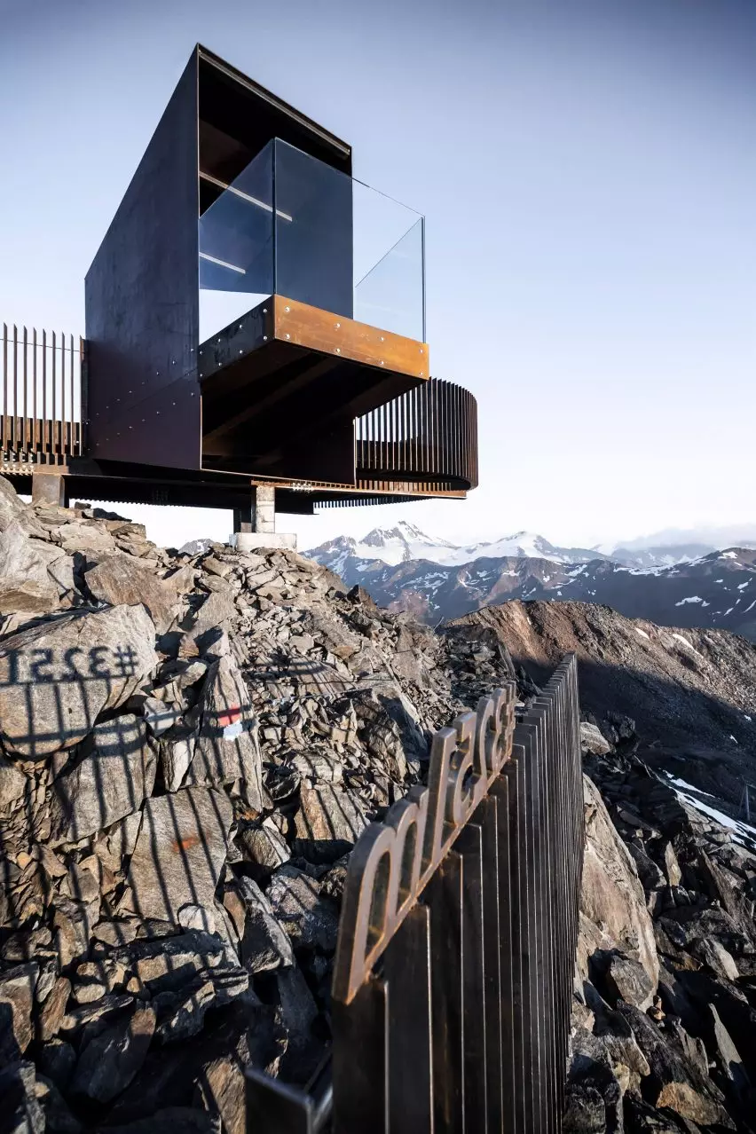 Aussichtsplattform aus witterungsbeständigem Stahl und Glas über den italienischen Alpen