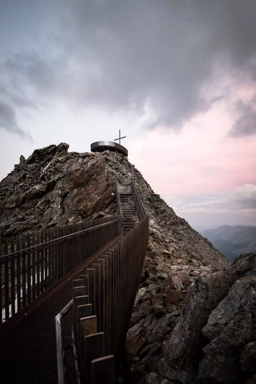 Melihat platform menghadap gletser di atas punggungan gunung di South Tyrol