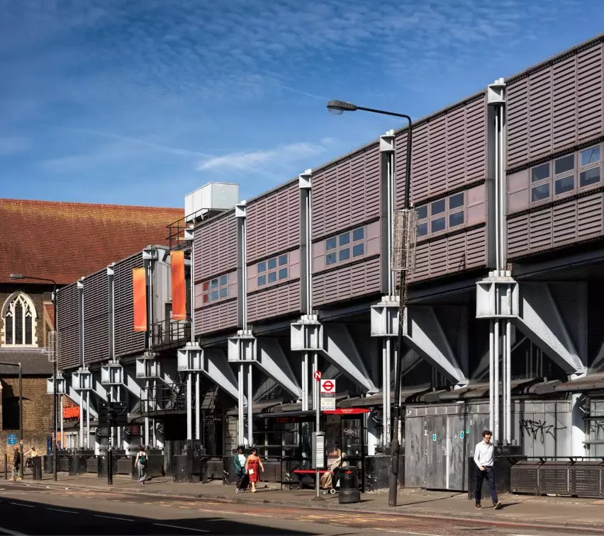 Camden Road Sainsbury dan kompleks kediaman di London yang dibina dalam gaya berteknologi tinggi oleh arkitek Grimshaw telah diberi status tersenarai Gred II.