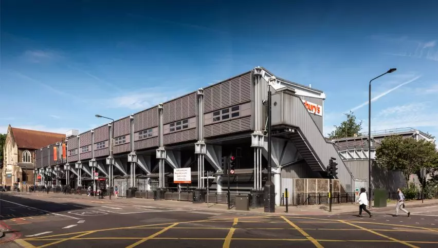 Camden Road Sainsbury's und ein Wohnkomplex in London, der von den Architekten Grimshaw im High-Tech-Stil erbaut wurde, wurden unter Denkmalschutz gestellt.