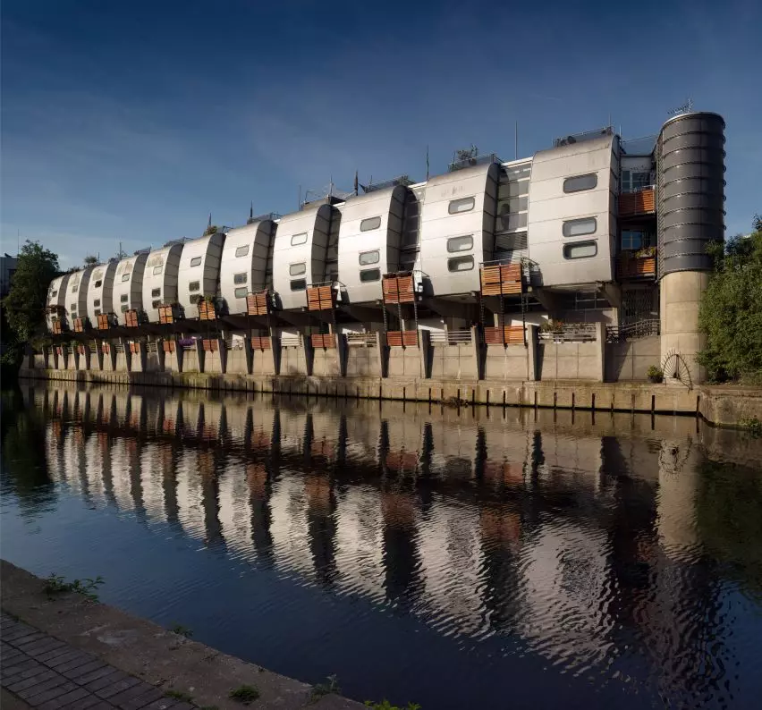 Mae Camden Road Sainsbury's a chyfadeilad preswyl yn Llundain a adeiladwyd yn yr arddull Uwch-dechnoleg gan y penseiri Grimshaw wedi cael statws rhestredig Gradd II.