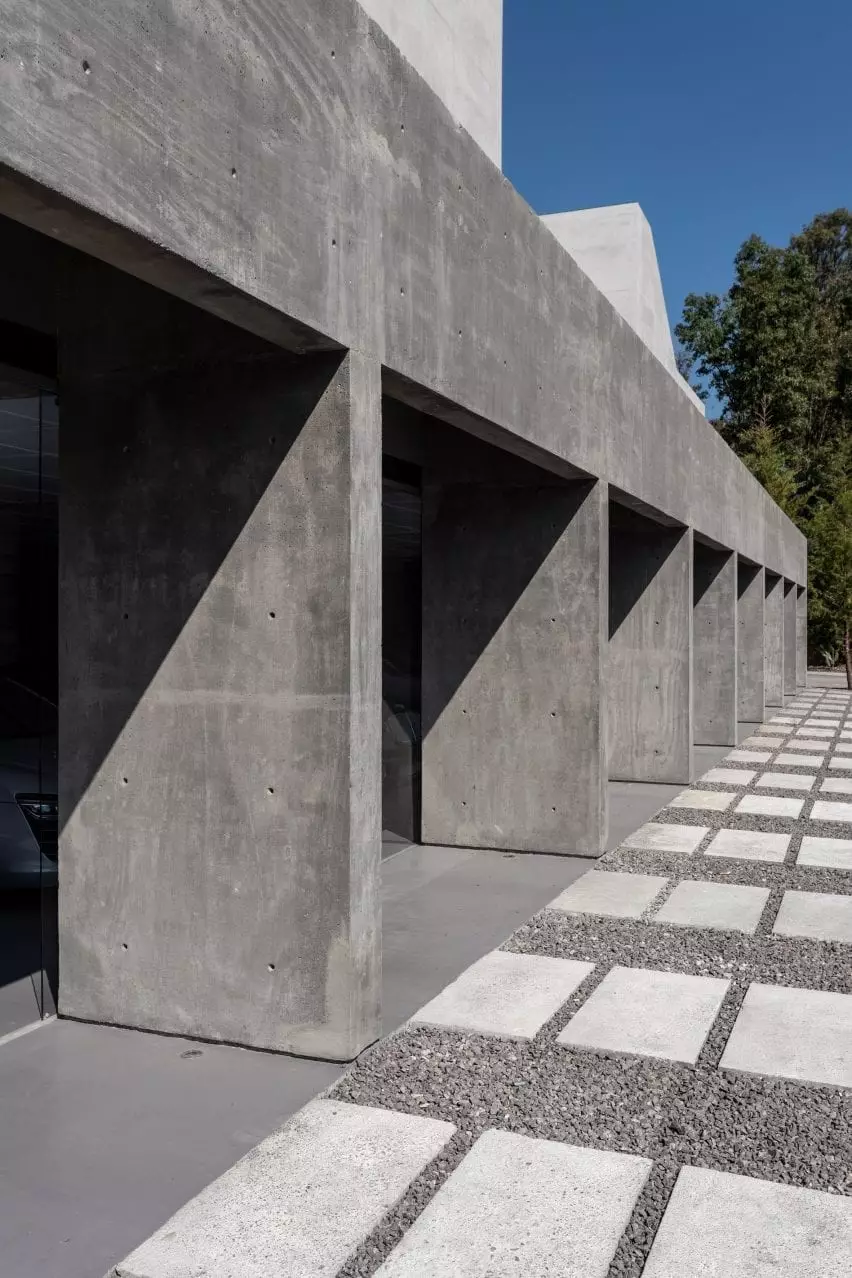 Concrete garage bays naMorari Arquitectura