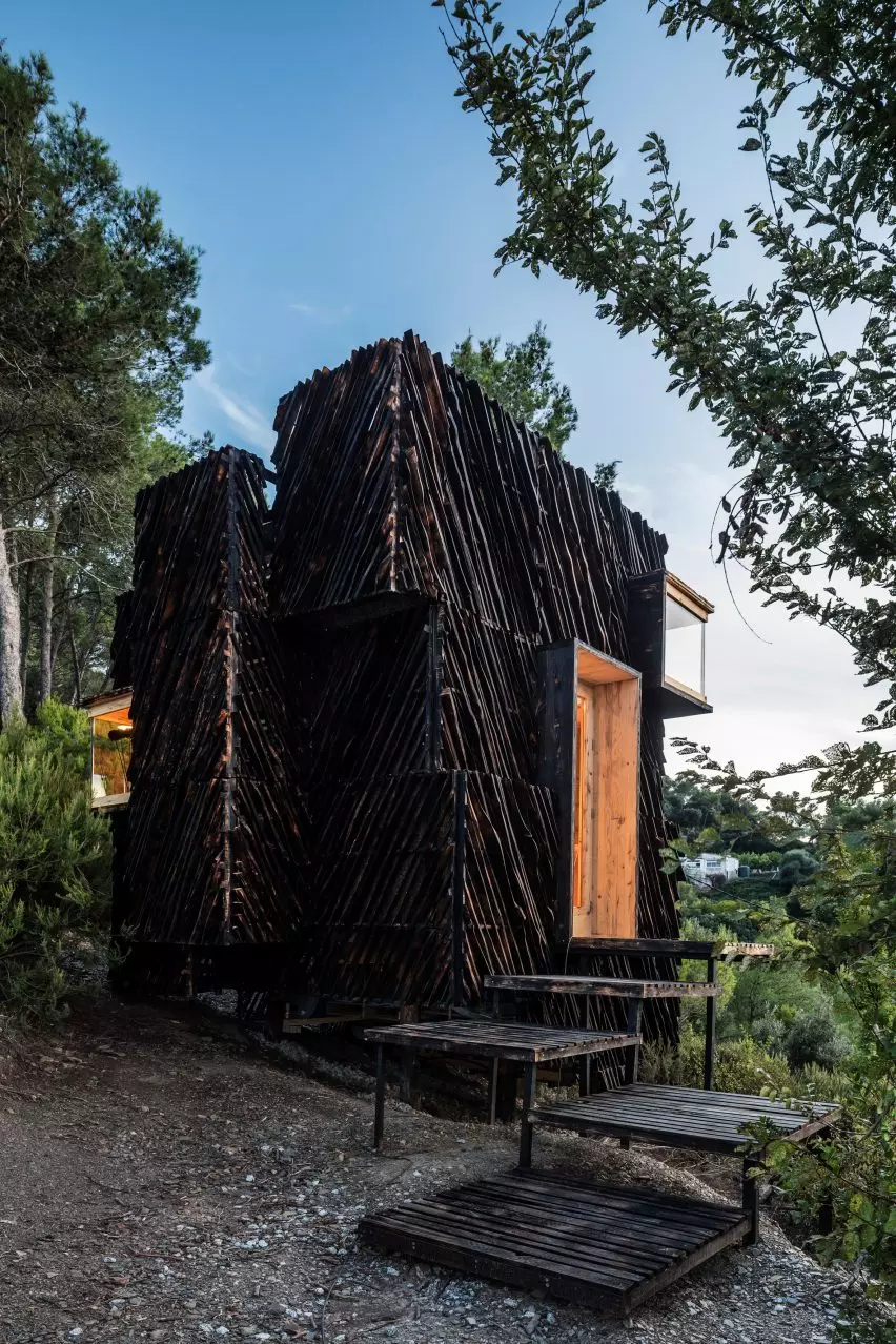 Unha cabana revestida de madeira carbonizada