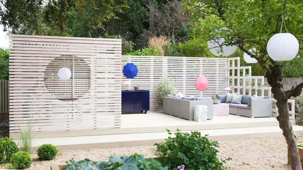 Os fundadores de 2LG Studio crean un pavillón de xardín cun "toque de Beetlejuice"