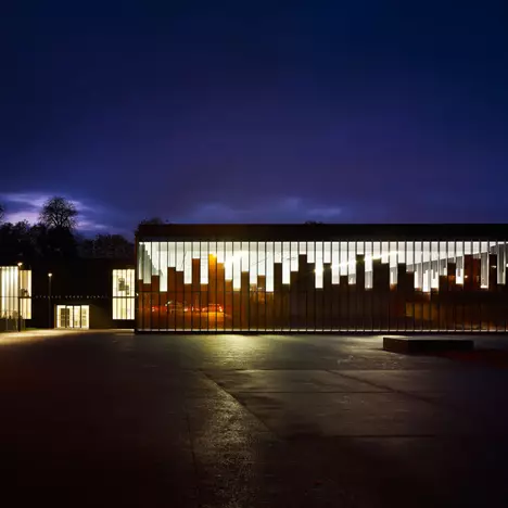 Gymnasium en Town Hall esplanade troch LAN Architecture