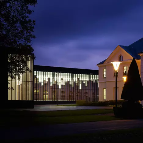 Gymnasium en Town Hall esplanade troch LAN Architecture