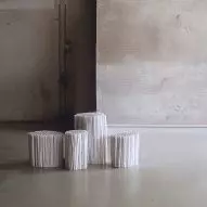 Пао Хуй Као ул мөрний цааснаас Paper Pleats тавилга цуглуулга хийдэг