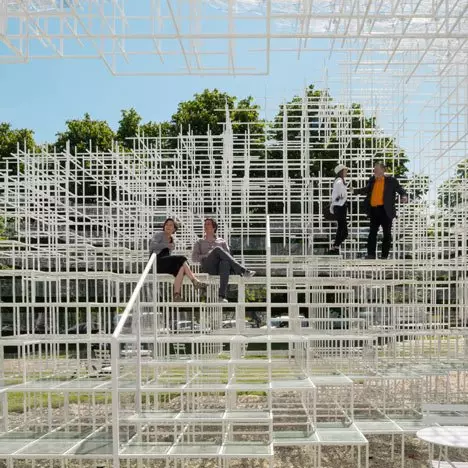 Fotografije paviljona galerije Serpentine 2013 od Sou Fujimoto