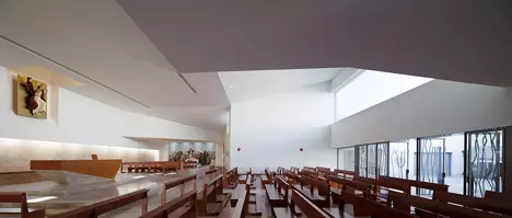 Iglesia de la Ascensión del Señor por AGi arquitectos