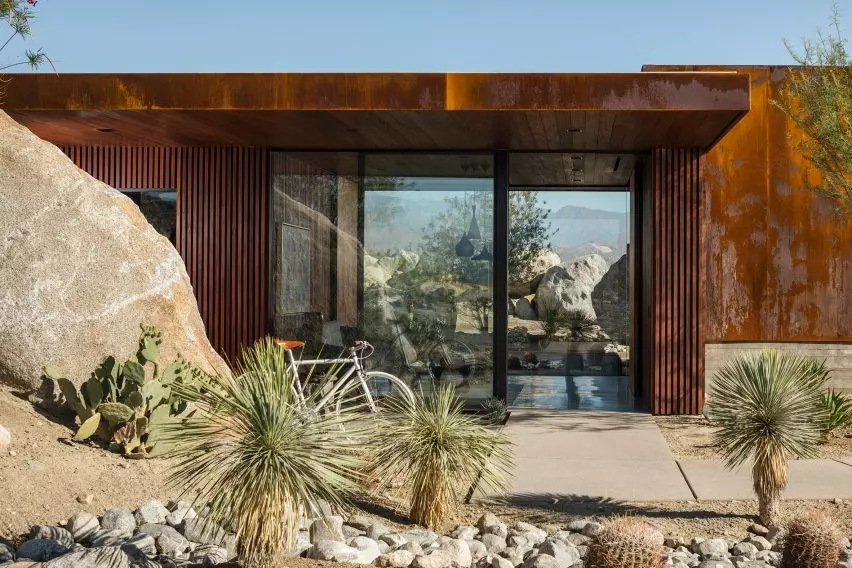 Desert Palisades Guardhouse by Studio AR+D