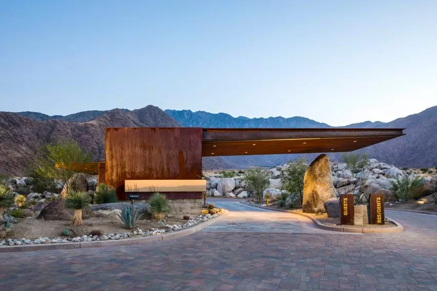 Desert Palisades Guardhouse by Studio AR+D