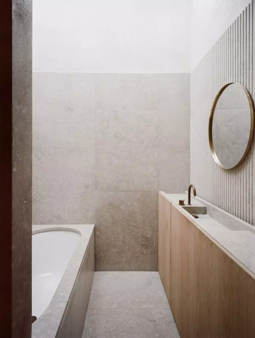 Bathroom a cikin Low Energy House wanda Architecture ya tsara don London