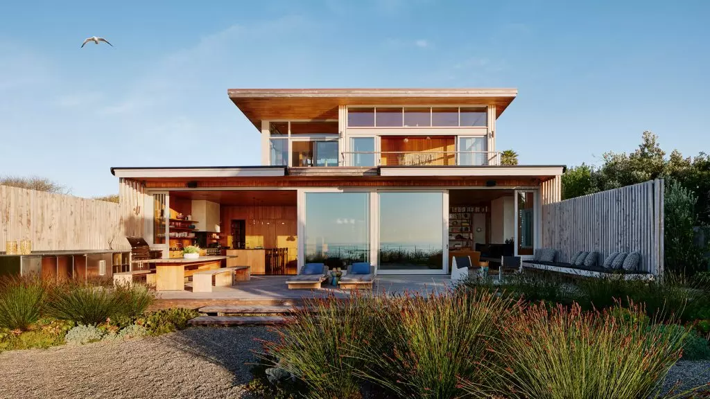 Kayu yang diselamatkan membungkus Surf House di Santa Cruz oleh Feldman Architecture