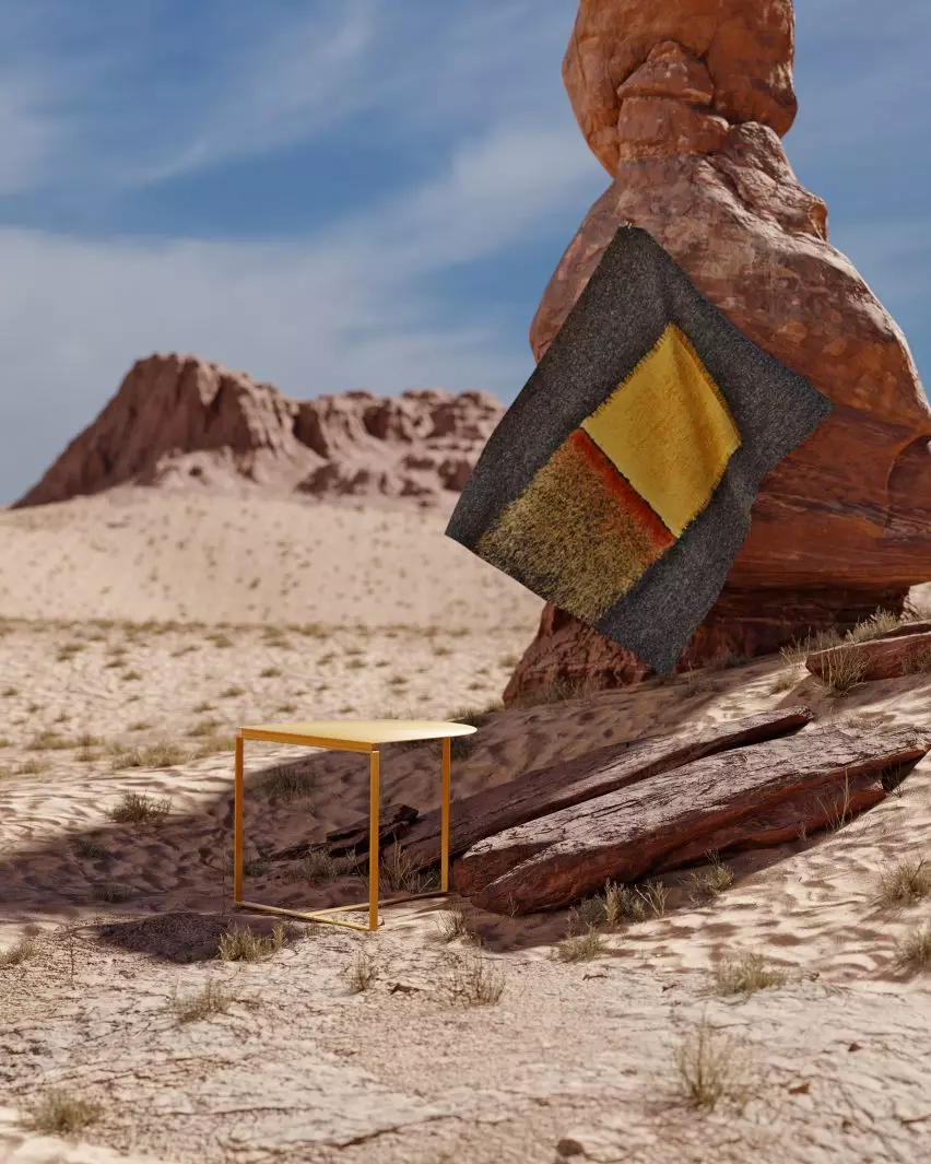 Gele metalen salontafel en wandbekleding van textiel uit de Departures-collectie gefotografeerd in de Wadi Rum-woestijn