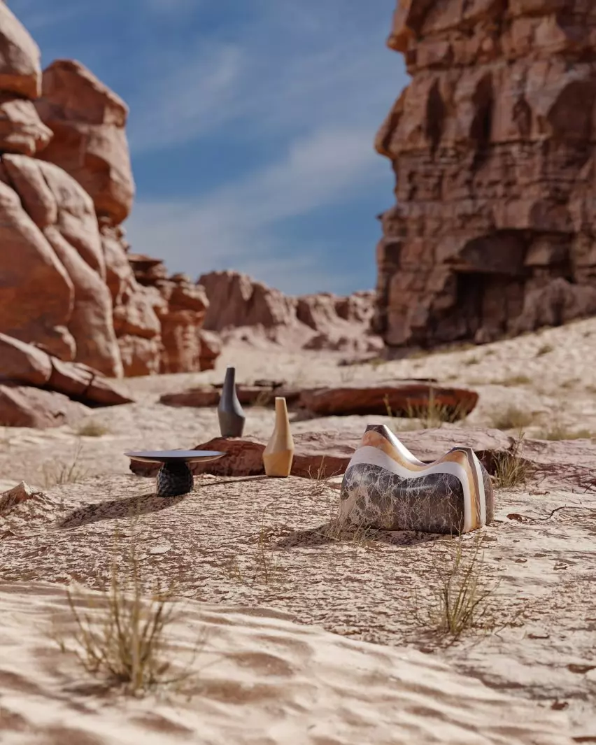 Kleikaraffen en een gebogen stenen vaas uit Adorno's Departures-collectie gefotografeerd in het zand van de Wadi Rum-woestijn