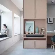 El marc en forma de casa tanca la zona de menjador en un apartament compacte de Hong Kong 34469_10