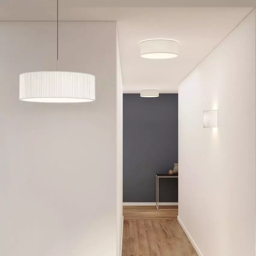 Cambria Beliichtung Gamme vun Astro Lighting inklusiv Pendelleuchte, Plafongsliichter a Wandlicht an engem Hausgang