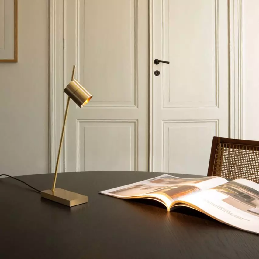 Trizo21 үчүн Бруно ван Минен тарабынан жасалган Aude стол чырагы жезден жасалган