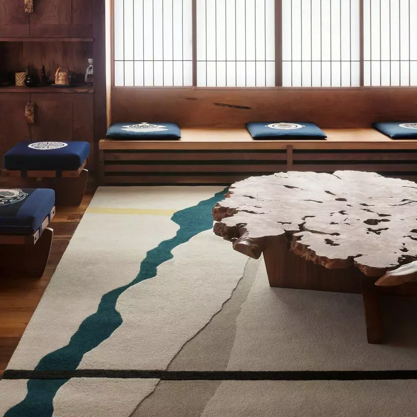 Et værelse med Conoid II tæppet af George Nakashima til Tai Ping Carpets