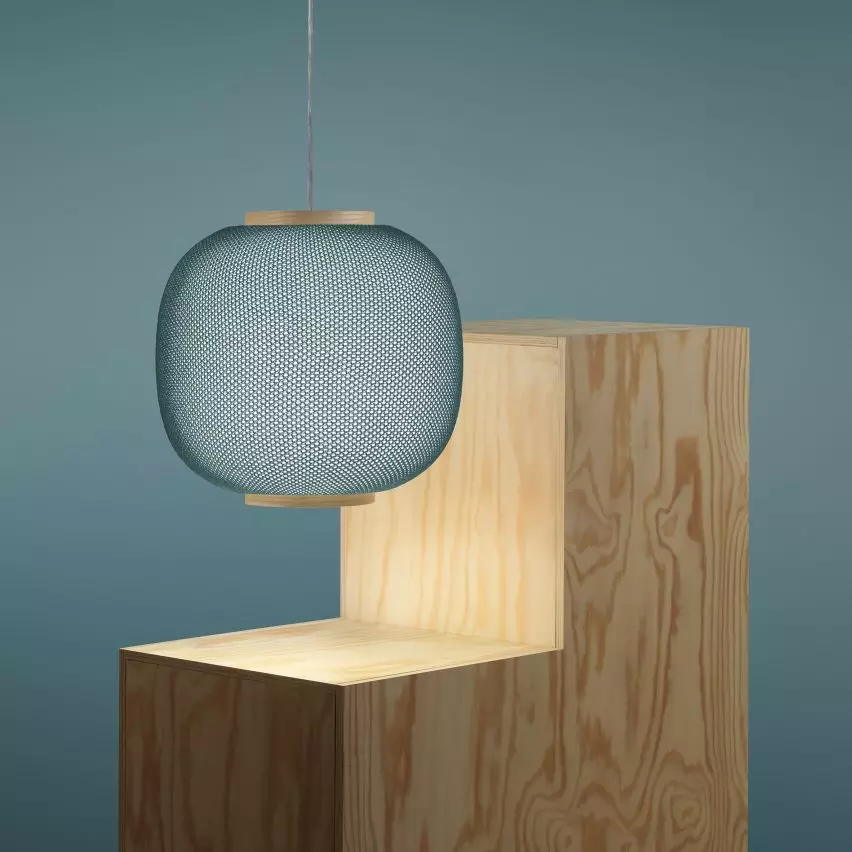 Lampa pandantiv Haze de Samuel Wilkinson x Zero Light este învelită în material textil imprimat 3D