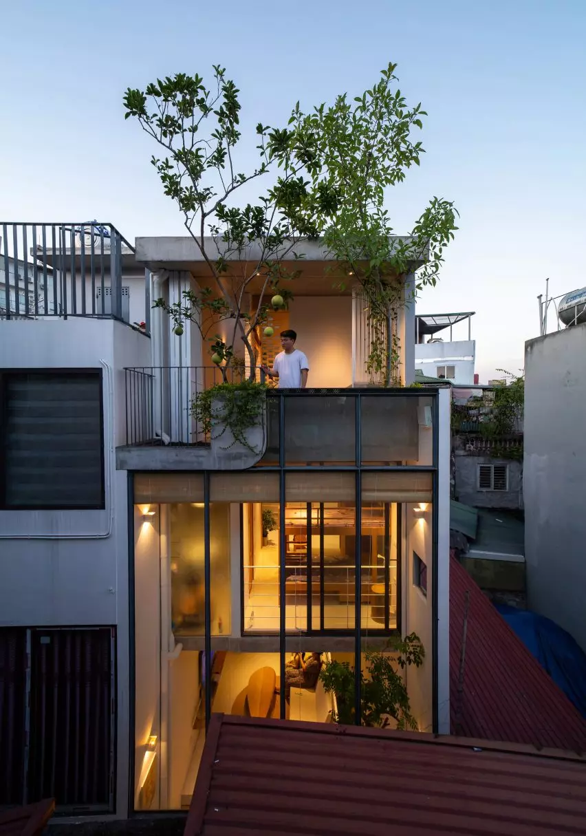 Façade vitrée et balcon de la Maison TH par ODDO Architectes