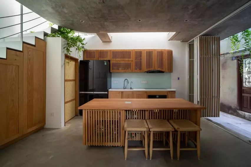 Cuisine et salle à manger au rez-de-chaussée de la maison TH par ODDO Architects