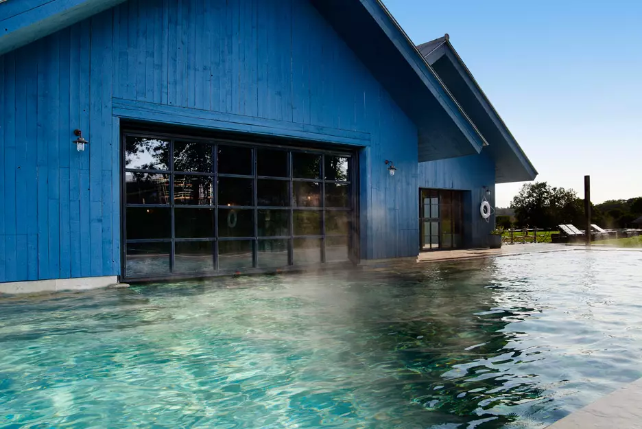 Soho-house-farmhouse-membri-klabb-michaelis-boyd-architecture-interjuri-retreat-great-tew-oxfordshire-uk_dezeen_936_1