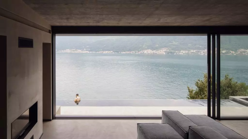 Lorenzo Guzzini constrói casa com piscina infinita com vista para o Lago Como