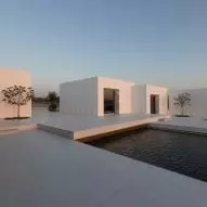 Paros House se skládá z bílých krychlových objemů