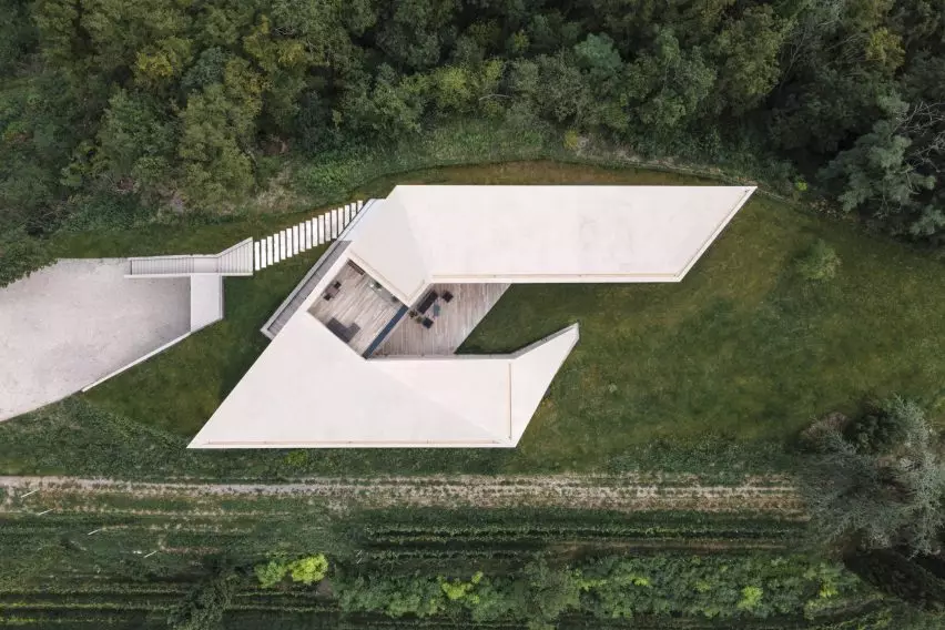 Peter Pichler Architecture tarafından villanın havadan üstten görünümü